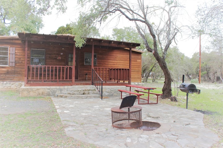 Neal's Lodges Cabin 63 - Concan, TX