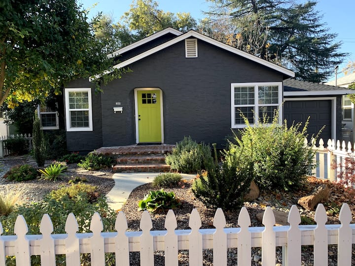 Fantastic, 2 Bedroom  Cottage In The Garden Tract - Redding, CA