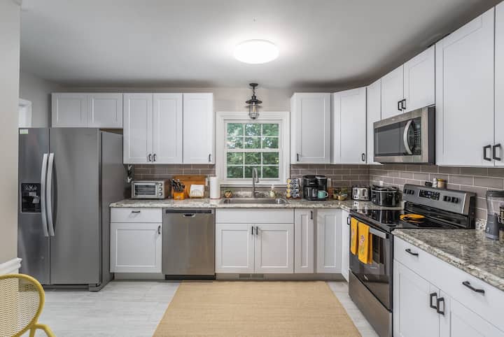 Cozy 4 Bdrm W/deck, 2 Living Rooms, Gameroom - Greensboro, NC