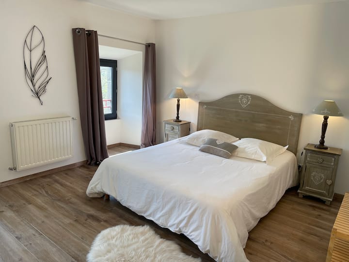 Domaine De La Bâtisse
Chambre Cèdre - Saint-Flour