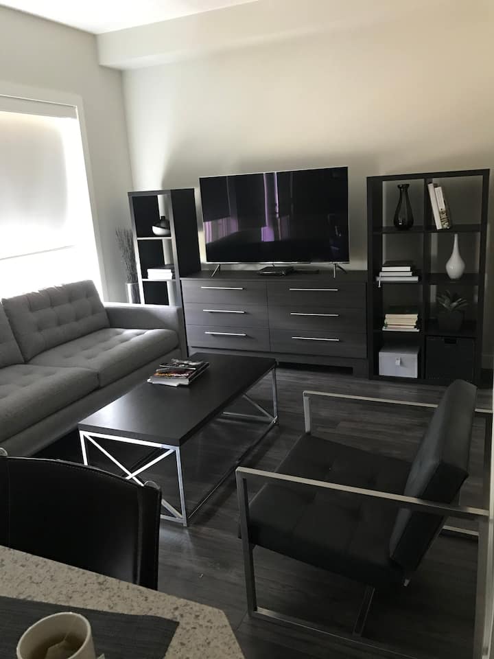 Modern & Cozy 1 Bedroom Condo (Walk To Stampede!) - Calgary
