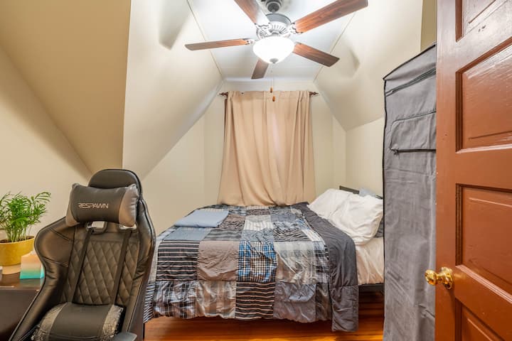 Private Room In Logan Square. Queen Bed & Desk. - Chicago, IL