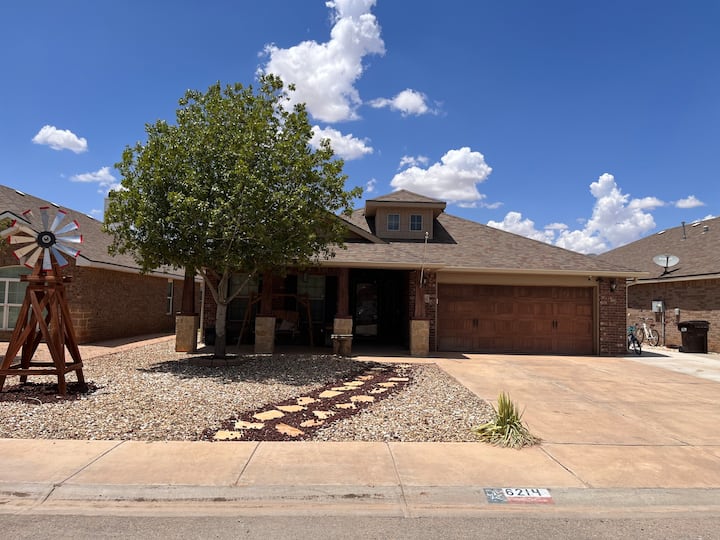 Lovely 3 Bedroom Home With Gym! - Midland, TX