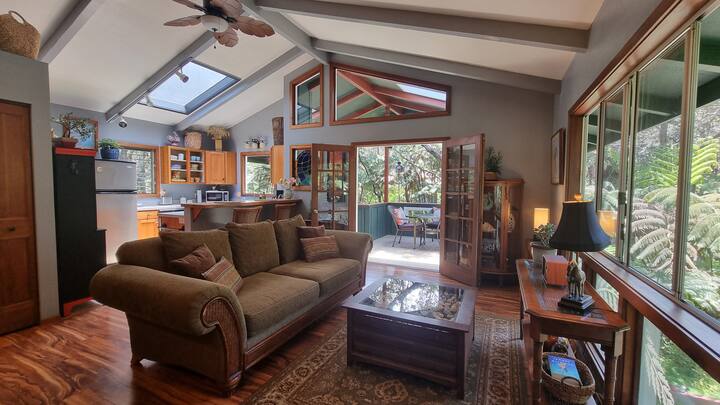 Peaceful & Elegant Treetop Hideaway In Volcano Village - Volcano, HI