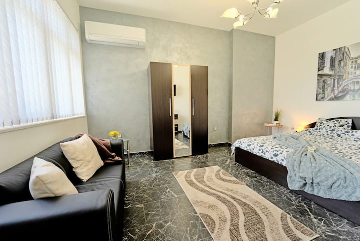 Host2u Sofia City Center 1-bd - Sófia