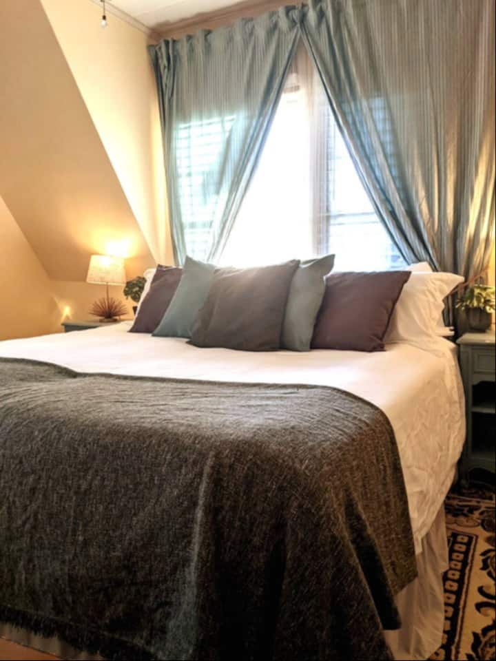 Room In Historic Baker House - Orange, CA