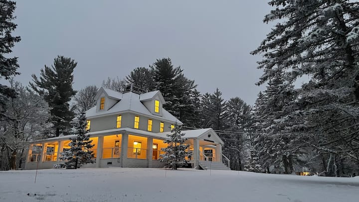 Look At That Porch! Farmhouse, 8 Acres, E. Durham - Zoom Flume Water Park, East Durham
