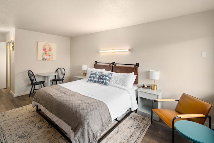 Spacious Premium King Room, Free Parking & Bkfst - Pullman, WA
