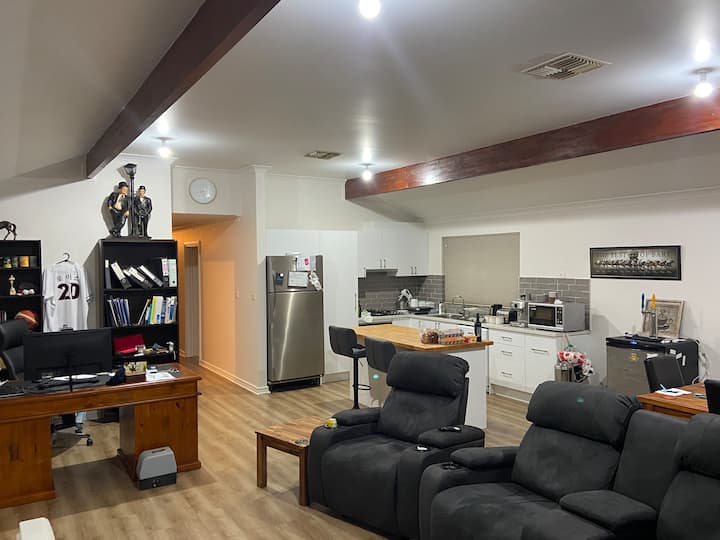 Diggers & Dealers - Available
3x2 Close To Cbd - Kalgoorlie - Boulder
