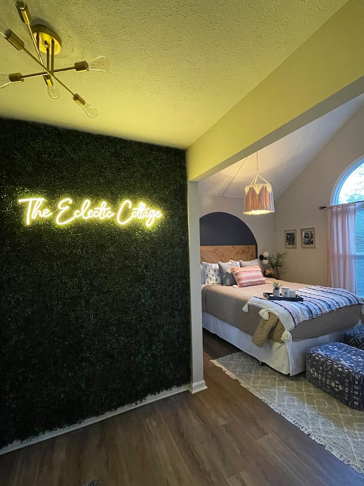 The Eclectic Cottage House With Garage Parking - Louisville, KY