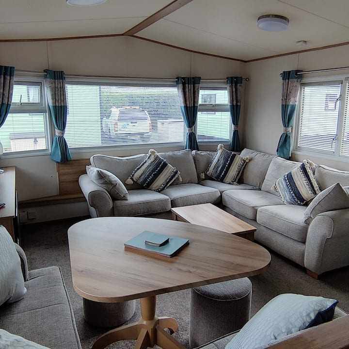 "The Chillout" 2 Bed Caravan. Disney+, Prime, Pets - Wetherby