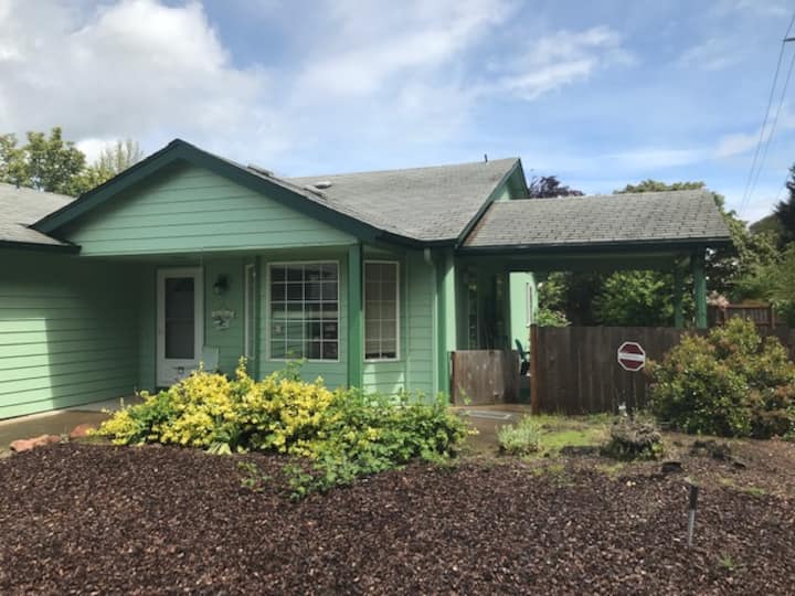 Spacious 2 Bedroom, 2 Bath, With Open Living Room - Eugene, OR