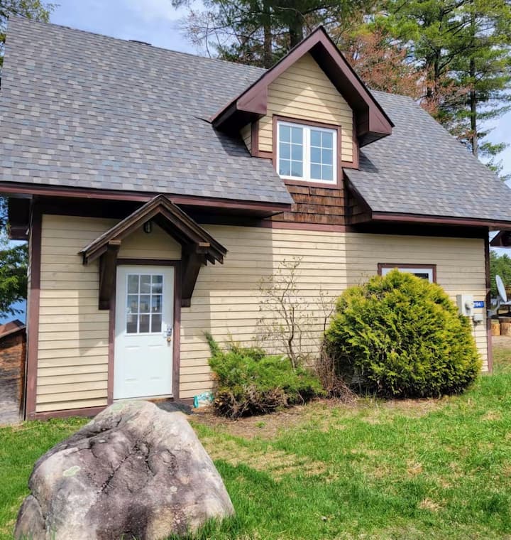 Lakefront Muskoka Cottage A - Gravenhurst