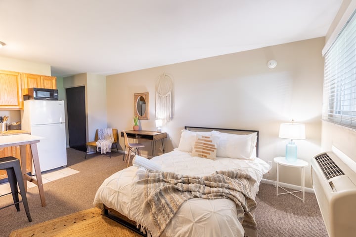 1st Floor Studio/ Parking, Wifi - Columbus, OH