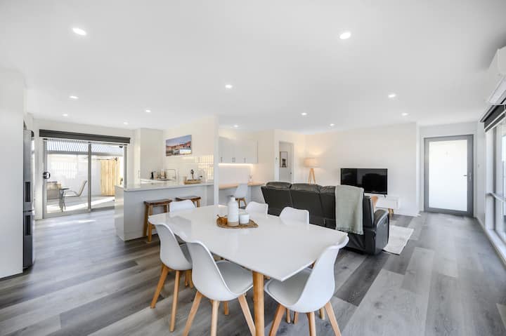 Modern Escape, 2 Bed/bath 12km To Cbd/airport - Hobart