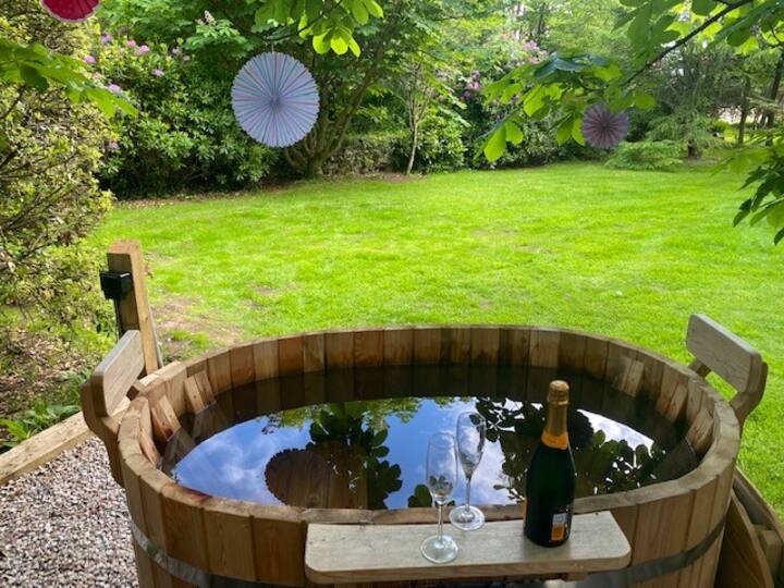 Basset, A Delightful Shepherd Hut With A Hot Tub - 