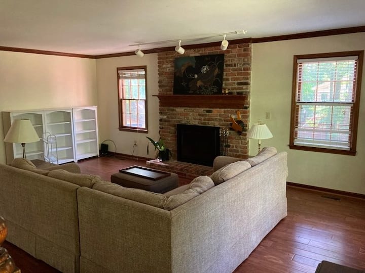 5 Bedrooms 2 Bathrooms 3 Floor House - Kennesaw, GA