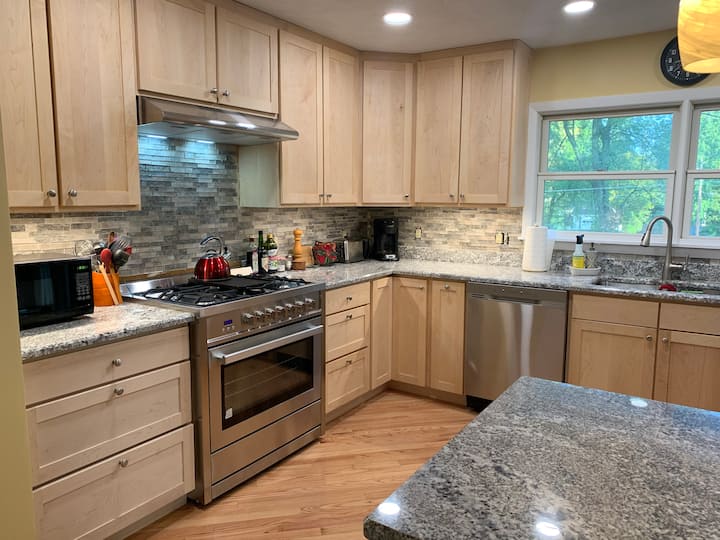Bright Home In Safe Neighborhood In Town - Middlebury, VT
