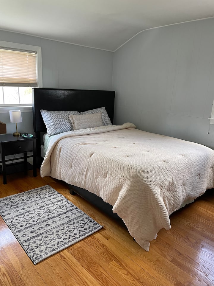 Private Guest Room In Cheerful Home Near Airport - Portland, ME