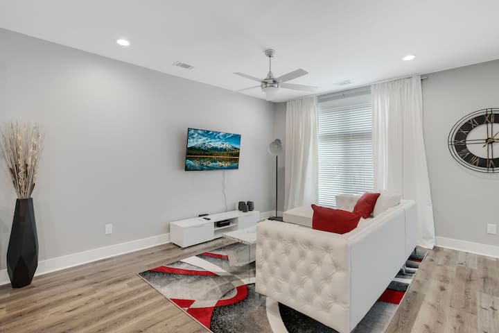 King Suite, Modern Loft Close To Downtown! - Saluda Lake, SC