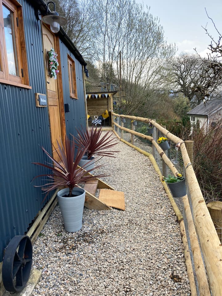 Dog Friendly Shepherds Hut With Hot Tub - Llangollen