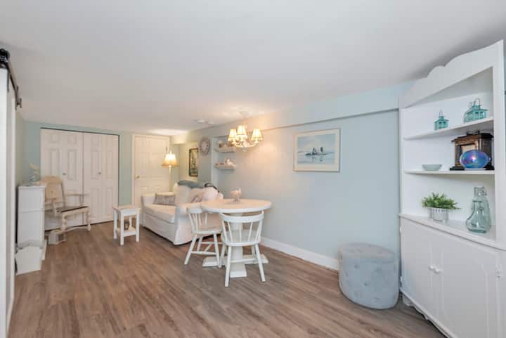 Quaint 1 Bedroom Suite, Victoria, Bc - Saanich