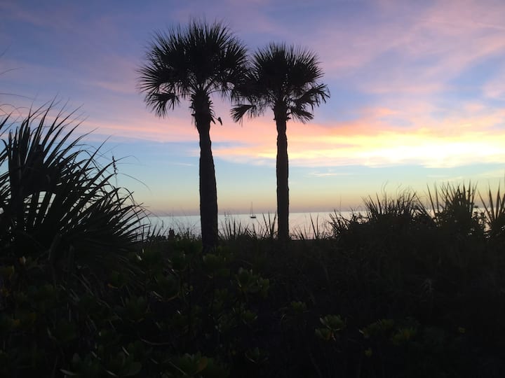 Lovely 2 Bedroom 1st Floor Condo With Pool. - Englewood, FL