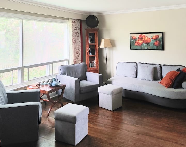 Artist's Home With Double-sided Fireplace & Garden - Toronto