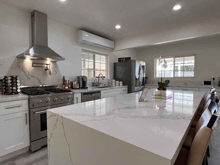 Modern Disney Dreamhouse: Remodeled 4-br Haven! - Anaheim, CA