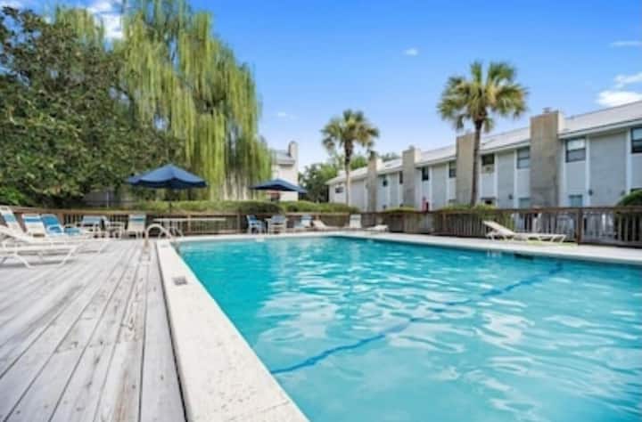 Renovated Island Home W/pool And 3 Miles To Beach - セント・シモンズ・アイランド, GA