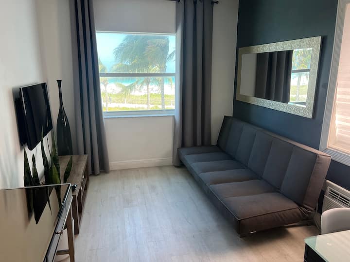 Directly On The Ocean South Of Fifth Street - Miami Beach, FL