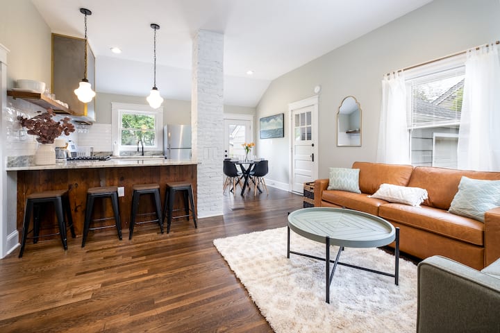Cheerful, Renovated 2 Bedroom Private Norfolk Home - Norfolk, VA