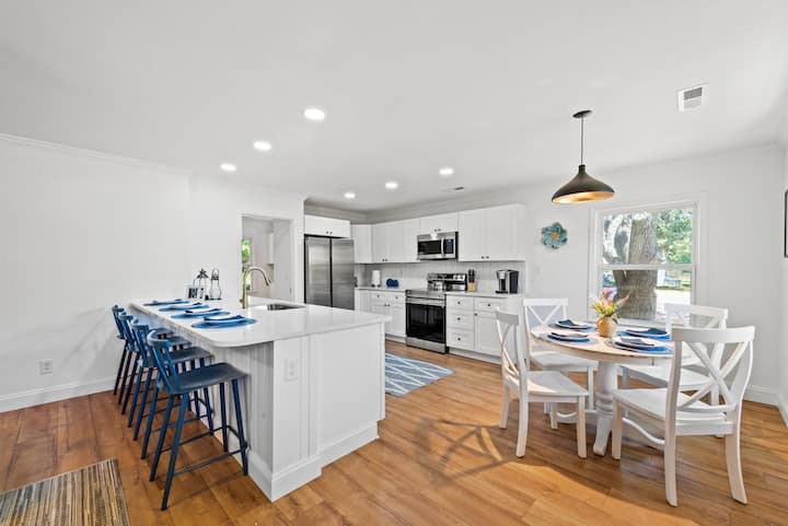 4 Bedroom Pool Home 1 Block From The Beach! - Myrtle Beach, SC