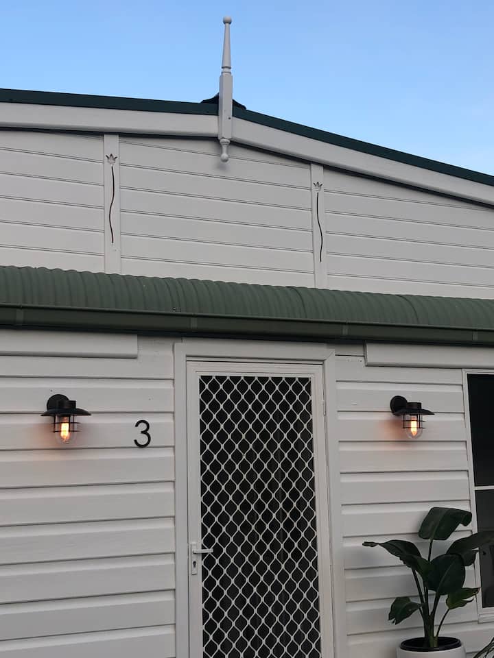 Charming 4 Bedroom Cottage, Walk To Beach & Cafes - Wollongong