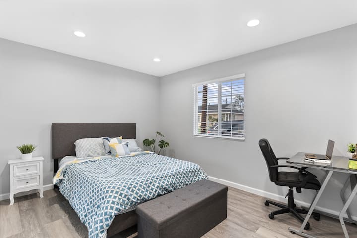 Luxurious & Modern Home W Laundry & Free Parking - Bellflower