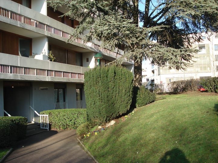 Appartement Spacieux En Résidence  Avec Parking - Saint-Cyr-l'École