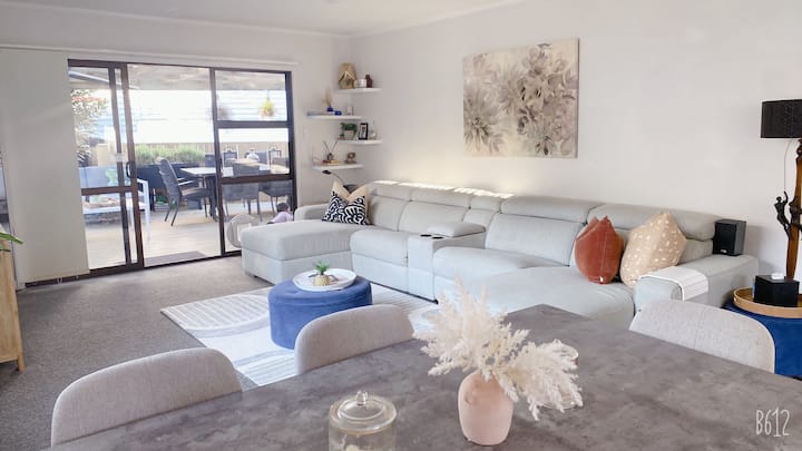 Modern 3bed 2.5bath With In-outdoor Flow + Study - Auckland