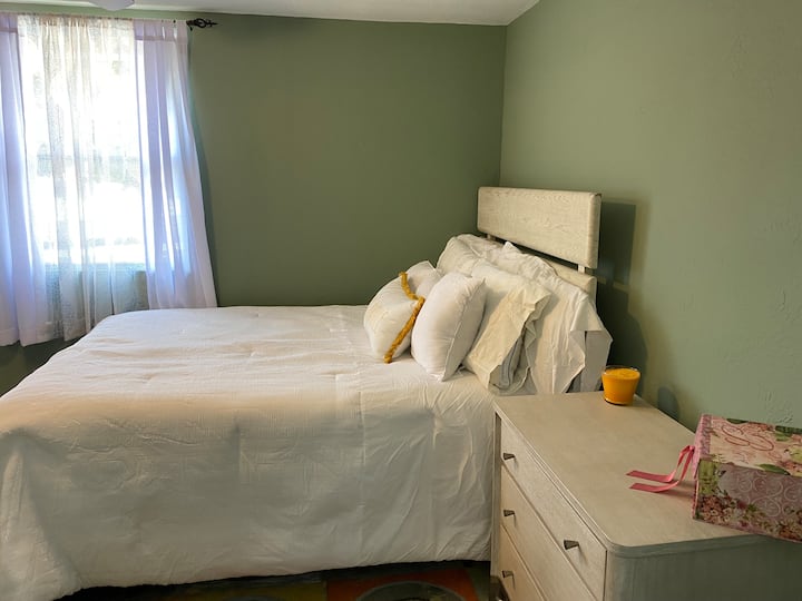 Delightful 1-bedroom Efficiency - St. Petersburg, FL