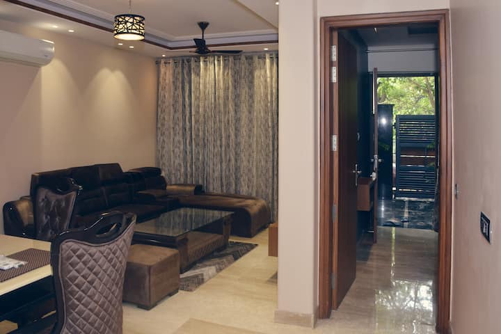 Modern & Cosy 3 Bedroom Apartment In South Delhi - New Delhi
