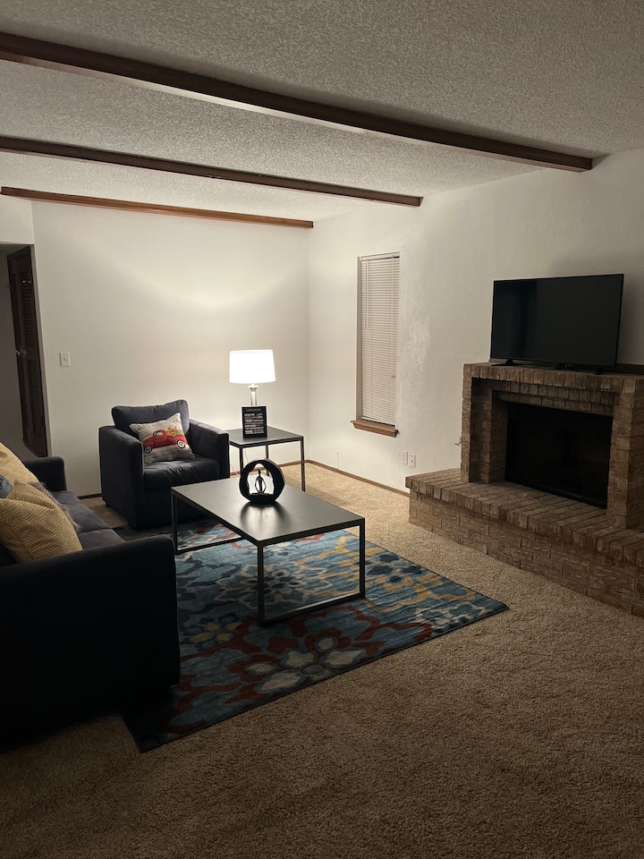 Quiet 2b/1.5 Bath With Enclosed Garage - El Paso, TX