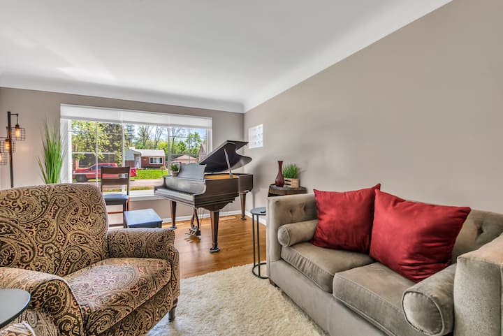 Piano & Master King, Gig Wifi, Theaterseat, Pong - Livonia