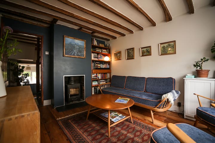 Charming 2-bedroom Cottage Conveniently Located - Cranbrook, UK