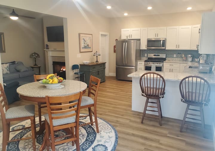 Apartment -Cozy Fireplace After A
Walk Downtown! - Burntshirt Vineyards, Hendersonville