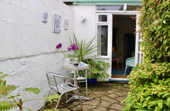Holiday Cottage With Seafront Beach Hut - Sleeps 4 - Charmouth
