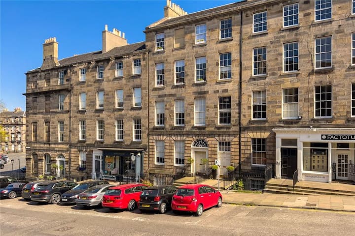 Spacious Georgian Newtown Apartment - Edinburgh, UK