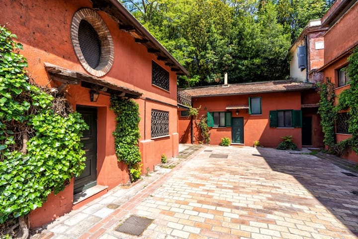 Tiny Red House 2 - Rom