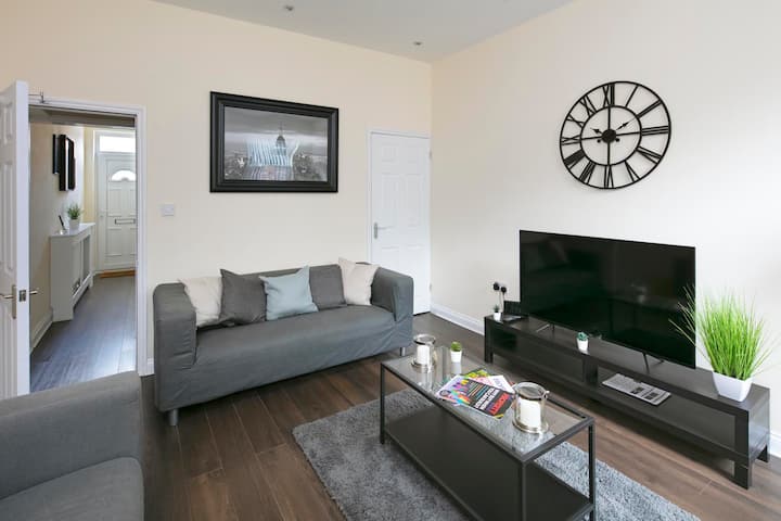 Coventry 4 Beds 4 Bath Contractors, Solihull Nec - Coventry