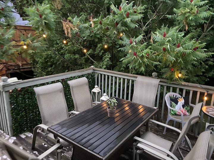 “The Tree House”
One Bedroom Suite With Lake View - Port Franks