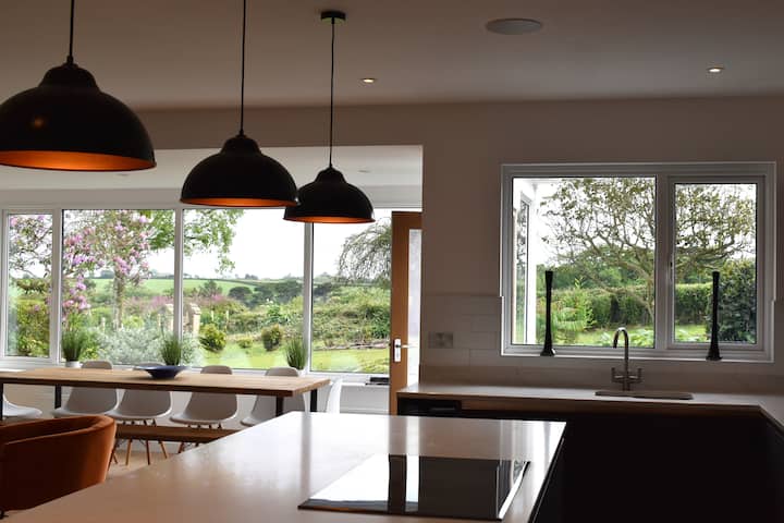 Coastal, Log Burner, Sea Views, Walk To Beach - Falmouth