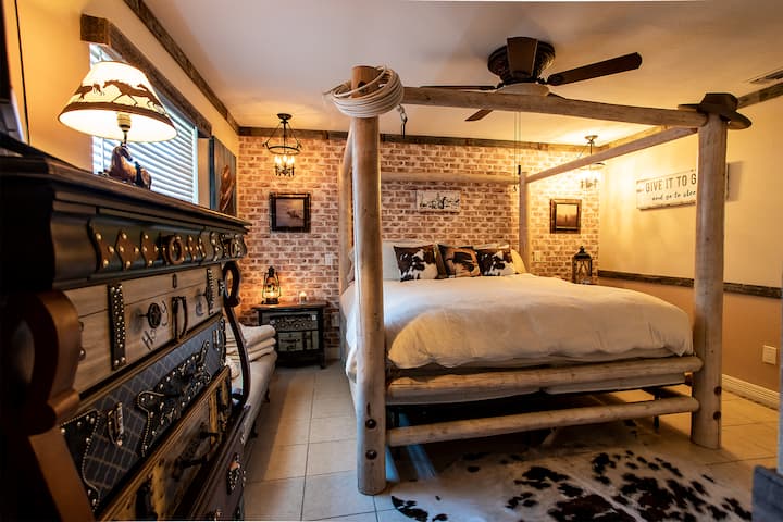 Texas Lonestar Farmhouse - Roanoke, TX